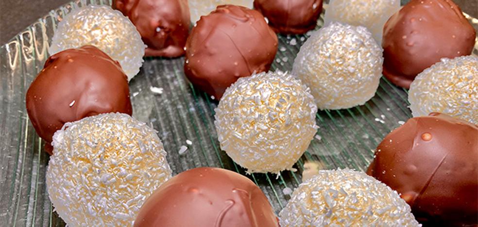 Receta de bolitas de coco y chocolate sin horno | El Diario Vasco