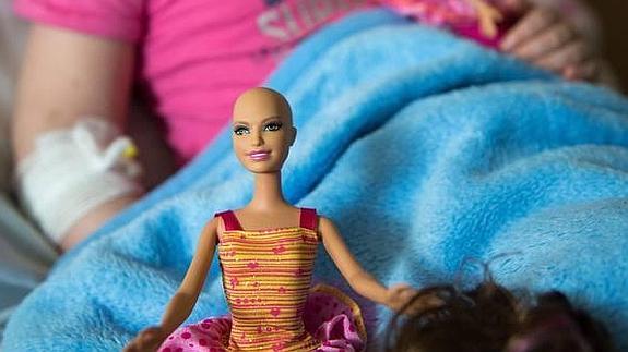 Ella, la Barbie calva que alegra a las niñas con cáncer | El Diario Vasco